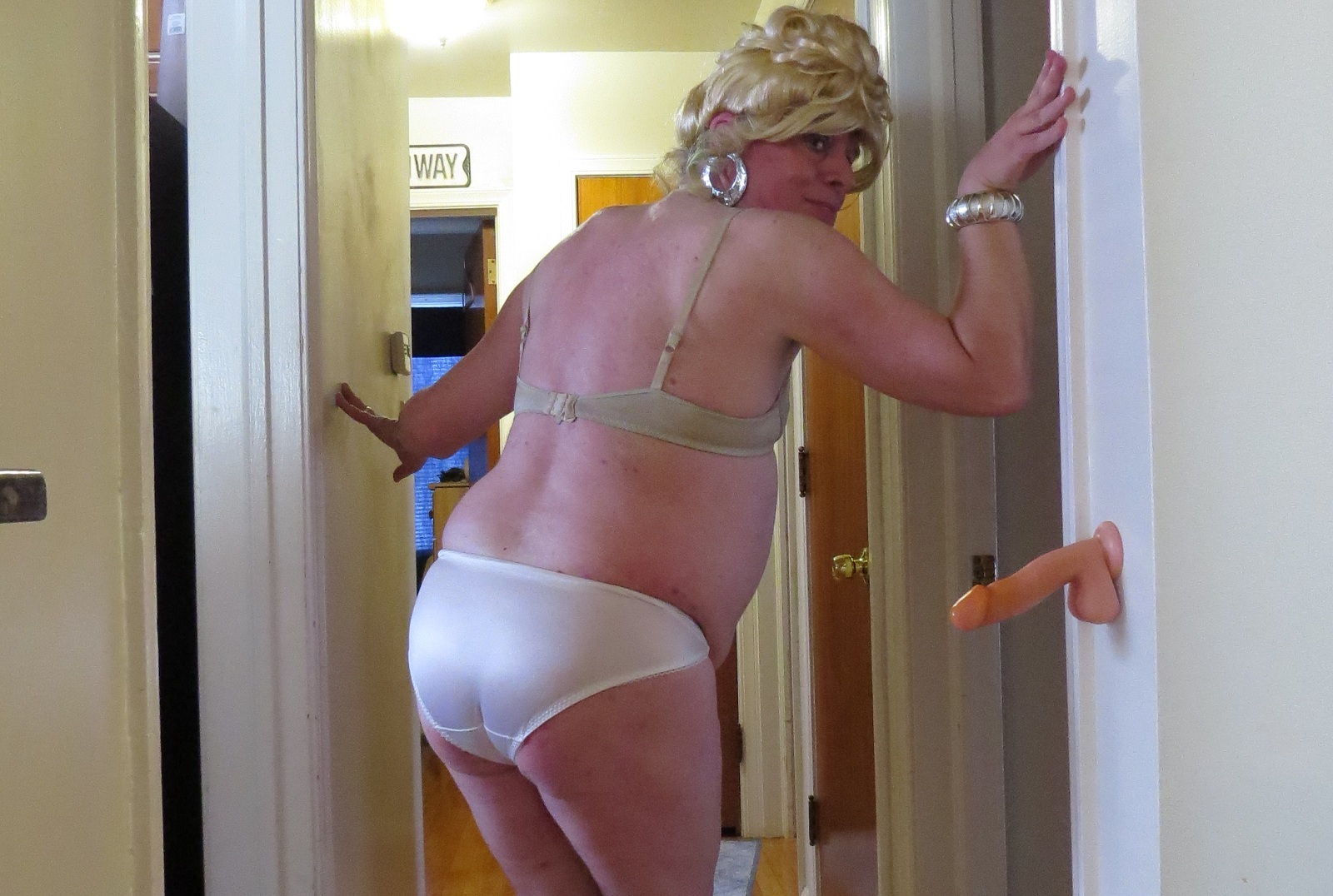 Sissy Husband Lilee Photo 18