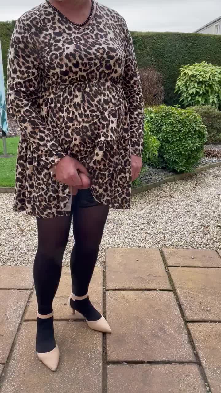 Sissy Crossdresser Sonia Garden Wank - aShemaletube.com
